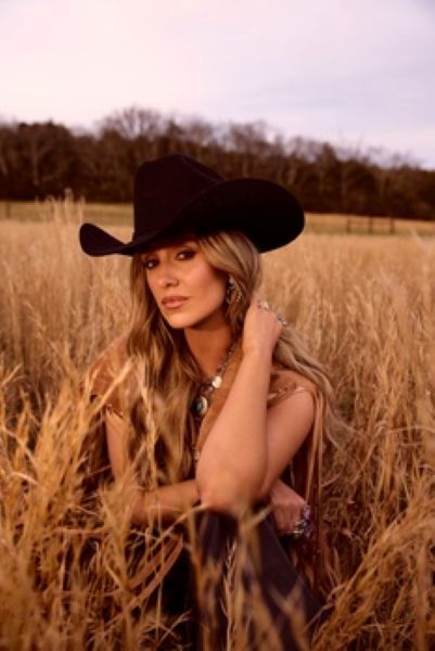 Lainey Wilson – Somewhere Over Laredo - FEMMUSIC Magazine